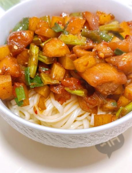 茄子土豆肉丁卤怎么做_家常茄子土豆肉丁卤做法-第1张图片-山城妙识