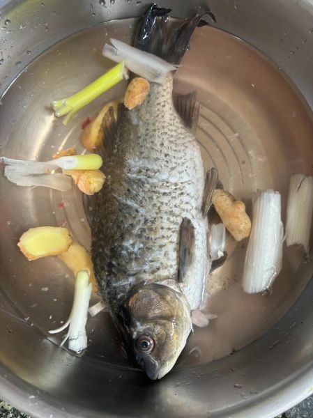 鲫鱼不用油煎直接水煮怎么做_水煮鲫鱼汤的家常做法-第1张图片-山城妙识 鲫鱼不用油煎直接水煮怎么做_水煮鲫鱼汤的家常做法-第1张图片-山城妙识