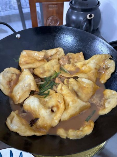 锅贴饼怎么做_锅贴饼的家常做法图解-第1张图片-山城妙识