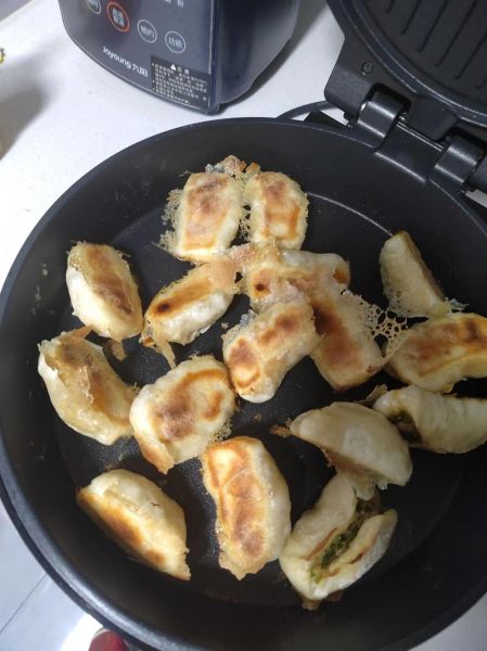 锅贴饼怎么做_锅贴饼的家常做法图解-第2张图片-山城妙识