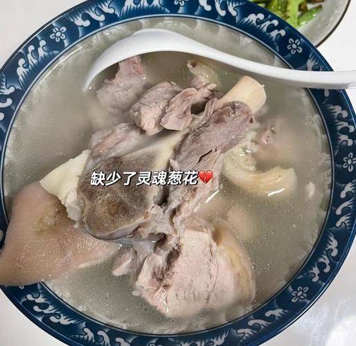 蹄膀汤可以放哪些食材_蹄膀汤加什么配料更香-第1张图片-山城妙识