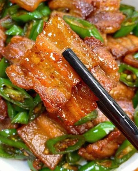 青椒回锅肉怎么做_青椒回锅肉用哪个部位肉-第3张图片-山城妙识
