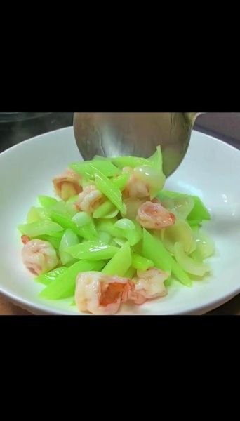 西芹炒虾仁的营养价值_减肥能吃吗-第3张图片-山城妙识