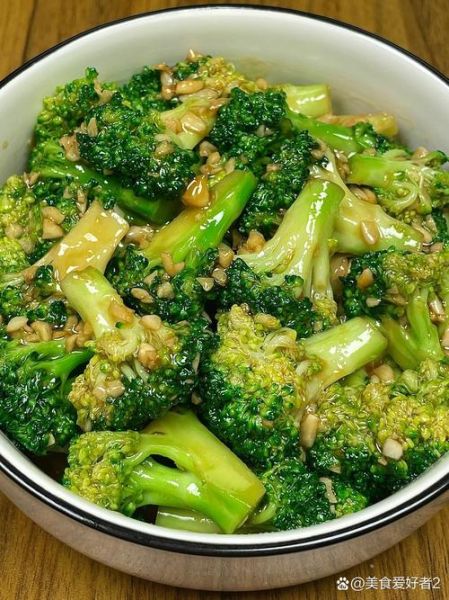 蒜蓉西兰花怎么做才好吃_蒜蓉西兰花焯水几分钟-第3张图片-山城妙识