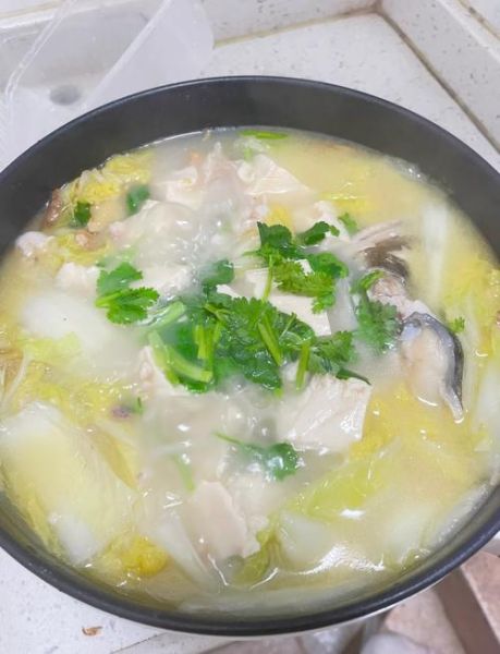 鲤鱼炖白菜怎么做_鲤鱼炖白菜的家常做法-第1张图片-山城妙识