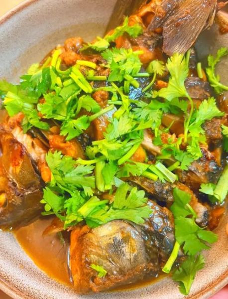 红烧鲫鱼怎么不粘锅_红烧鲫鱼用什么锅最好-第1张图片-山城妙识