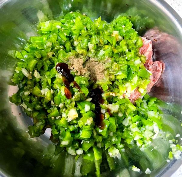 青椒肉馅饺子怎么调馅_青椒肉馅饺子怎么调馅才好吃-第1张图片-山城妙识 青椒肉馅饺子怎么调馅_青椒肉馅饺子怎么调馅才好吃-第1张图片-山城妙识