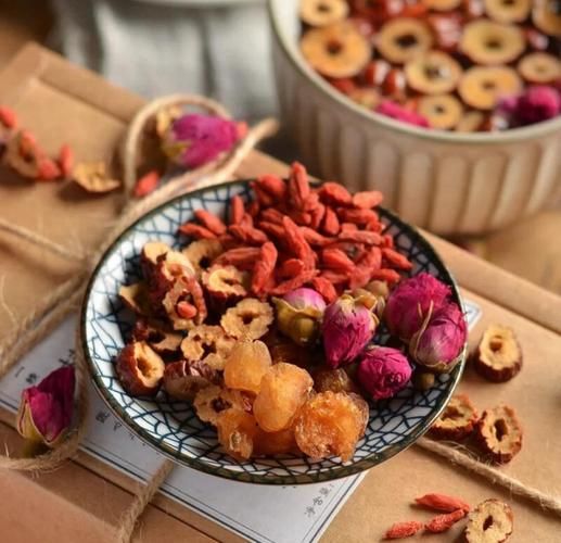 玫瑰桂圆红枣枸杞茶的功效与禁忌_适合人群及副作用-第1张图片-山城妙识 玫瑰桂圆红枣枸杞茶的功效与禁忌_适合人群及副作用-第1张图片-山城妙识