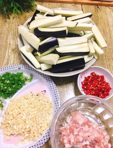 鱼香茄子饭店做法步骤_鱼香茄子怎么做才下饭-第1张图片-山城妙识