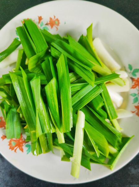 蒜苗怎么切_蒜苗切丝还是切段-第1张图片-山城妙识