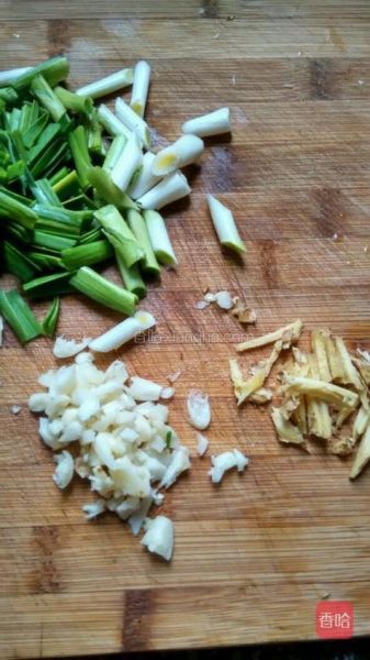 蒜苗怎么切_蒜苗切丝还是切段-第2张图片-山城妙识