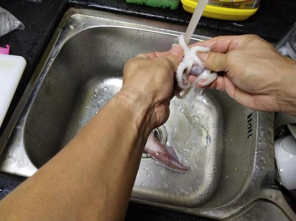 鱿鱼怎么清理干净_鱿鱼怎么处理干净-第2张图片-山城妙识