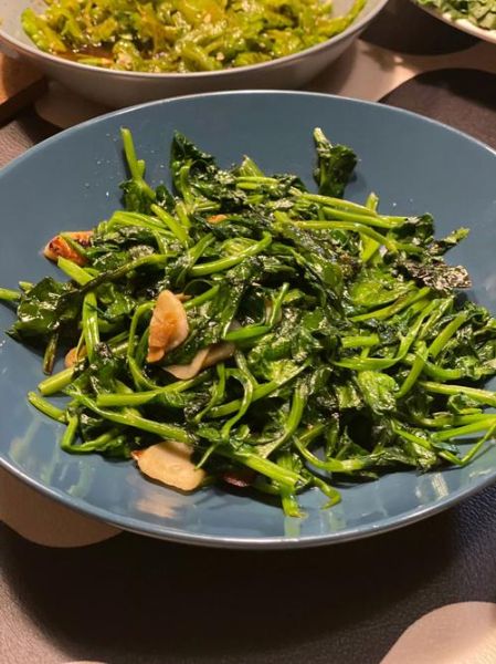 清炒豌豆尖怎么做_清炒豌豆尖要焯水吗-第1张图片-山城妙识