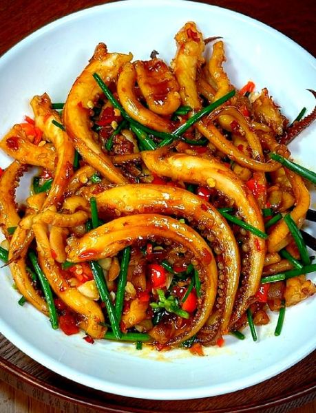 韭菜炒鱿鱼用焯水吗_鱿鱼要不要先焯水-第1张图片-山城妙识