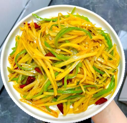 青椒炒土豆丝怎么炒才脆_青椒土豆丝要不要焯水-第1张图片-山城妙识