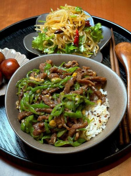 青椒炒牛肉盖浇饭怎么做_青椒炒牛肉盖浇饭热量高吗-第2张图片-山城妙识