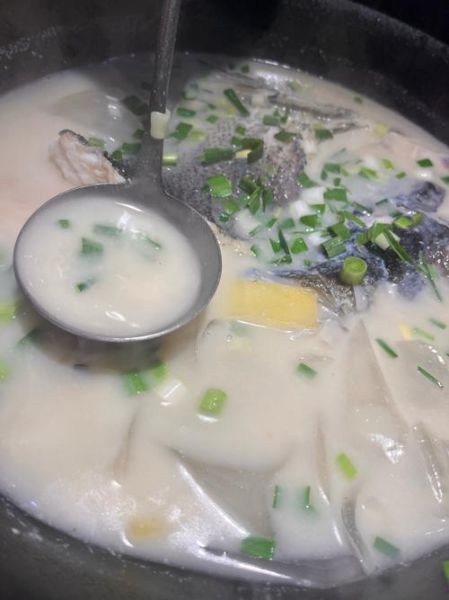 鱼头汤怎么做又浓又白_鱼头汤浓白秘诀-第1张图片-山城妙识