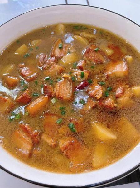 红烧肉炖土豆怎么做_红烧肉炖土豆需要焯水吗-第2张图片-山城妙识 红烧肉炖土豆怎么做_红烧肉炖土豆需要焯水吗-第2张图片-山城妙识