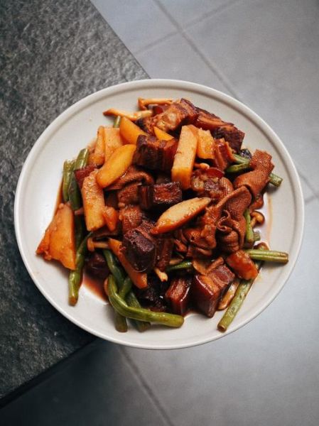 红烧肉炖土豆怎么做_红烧肉炖土豆需要焯水吗-第3张图片-山城妙识 红烧肉炖土豆怎么做_红烧肉炖土豆需要焯水吗-第3张图片-山城妙识