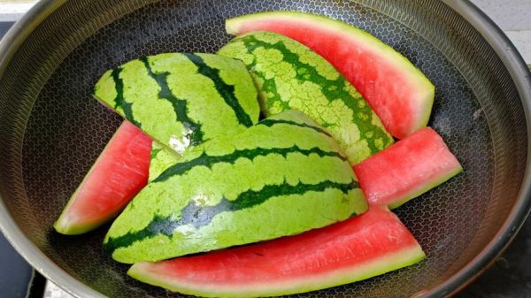 西瓜皮擦脸好吗_西瓜皮敷脸的正确方法-第3张图片-山城妙识