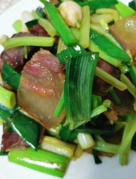蒜苗炒肉怎么炒好吃_蒜苗炒肉的家常做法-第2张图片-山城妙识