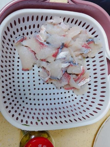 酸菜鱼鱼片不碎的技巧_如何让鱼片嫩滑不散-第1张图片-山城妙识 酸菜鱼鱼片不碎的技巧_如何让鱼片嫩滑不散-第1张图片-山城妙识