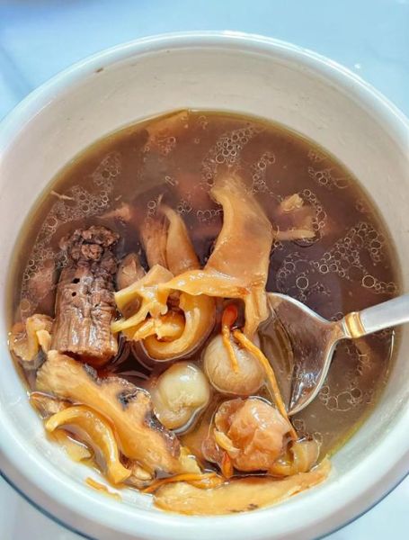 鸽子汤放什么材料最好_鸽子汤放什么最补气血-第1张图片-山城妙识