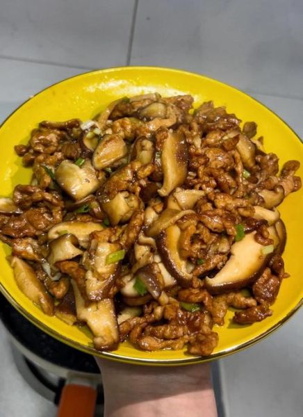 香菇炒肉怎么做好吃_香菇炒肉的家常做法-第1张图片-山城妙识