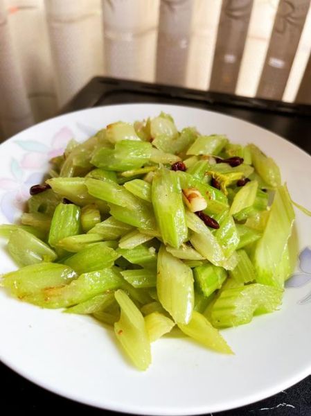 炒芹菜叶子要不要一起炒_芹菜叶能吃吗-第1张图片-山城妙识