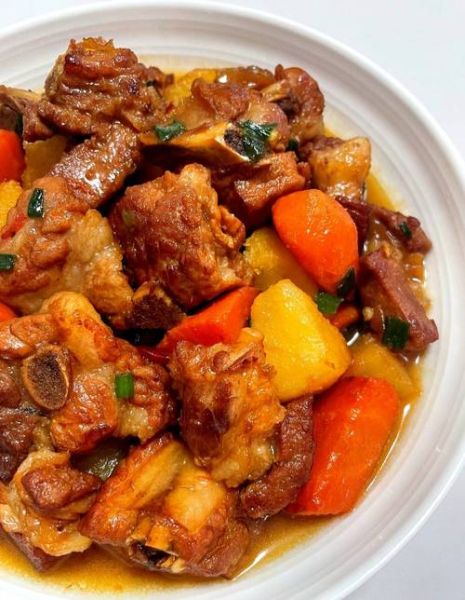 红烧排骨炖土豆怎么做_红烧排骨炖土豆需要焯水吗-第1张图片-山城妙识