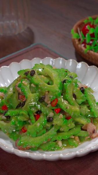 苦瓜炒肉丝怎么做_苦瓜炒肉丝要不要焯水-第3张图片-山城妙识