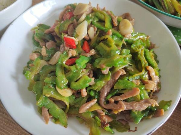 苦瓜炒肉丝怎么做_苦瓜炒肉丝要不要焯水-第2张图片-山城妙识