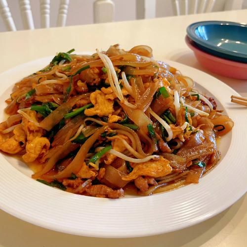 鸡蛋炒河粉怎么炒好吃_河粉不碎不粘锅的技巧-第1张图片-山城妙识