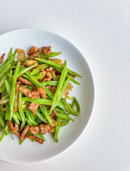 豆角炒肉丝怎么做_豆角炒肉丝用焯水吗-第1张图片-山城妙识