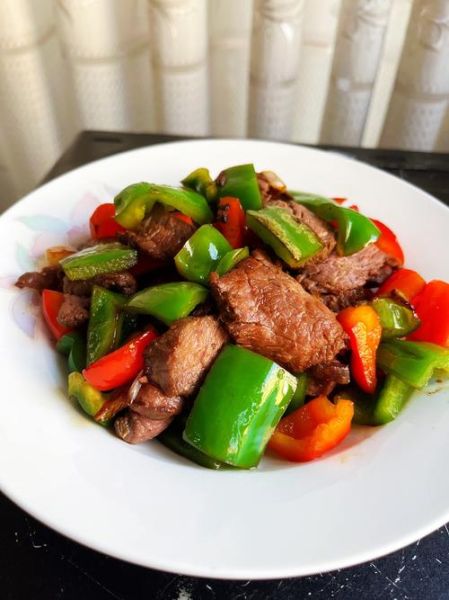 青椒炒牛肉丝怎么做_青椒炒牛肉丝先炒哪个-第1张图片-山城妙识