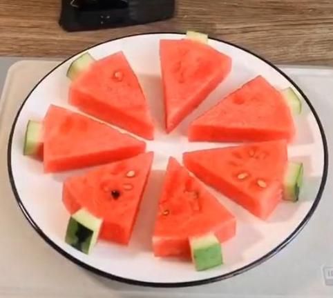 西瓜怎么切好看_西瓜摆盘简单又好看-第3张图片-山城妙识