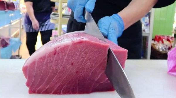 金枪鱼刺身刀工全过程_如何切出完美纹理-第2张图片-山城妙识