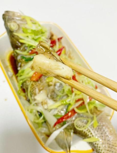 清蒸鲈鱼怎么做才鲜嫩_海鲜菜谱图片步骤详解-第2张图片-山城妙识