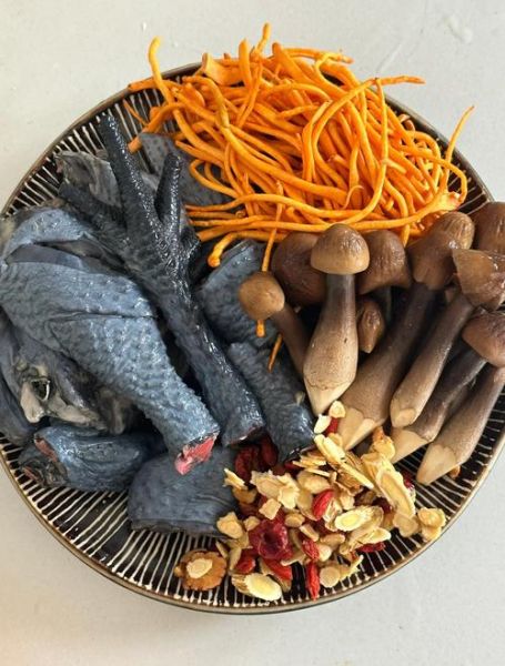 清炖乌鸡怎么做_清炖乌鸡需要焯水吗-第3张图片-山城妙识