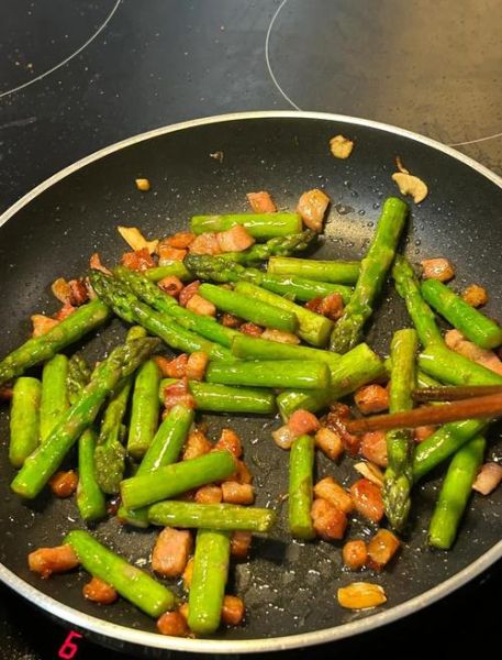 芦笋炒肉丝怎么做_芦笋炒肉丝需要焯水吗-第1张图片-山城妙识