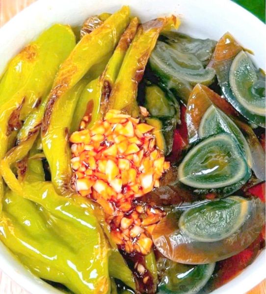 青椒变蛋怎么凉拌好吃_青椒皮蛋凉拌做法-第3张图片-山城妙识