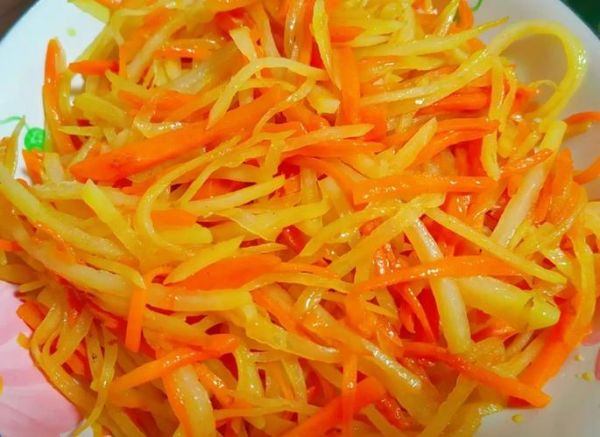 胡萝卜丝怎么炒才脆_胡萝卜丝焯水几分钟-第1张图片-山城妙识