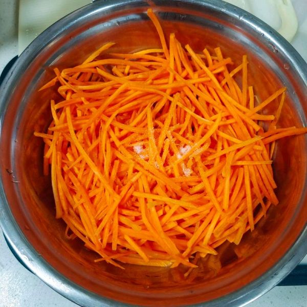 胡萝卜丝怎么炒才脆_胡萝卜丝焯水几分钟-第2张图片-山城妙识