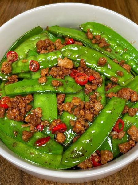 荷兰豆炒肉怎么炒才脆_荷兰豆炒肉用焯水吗-第1张图片-山城妙识 荷兰豆炒肉怎么炒才脆_荷兰豆炒肉用焯水吗-第1张图片-山城妙识