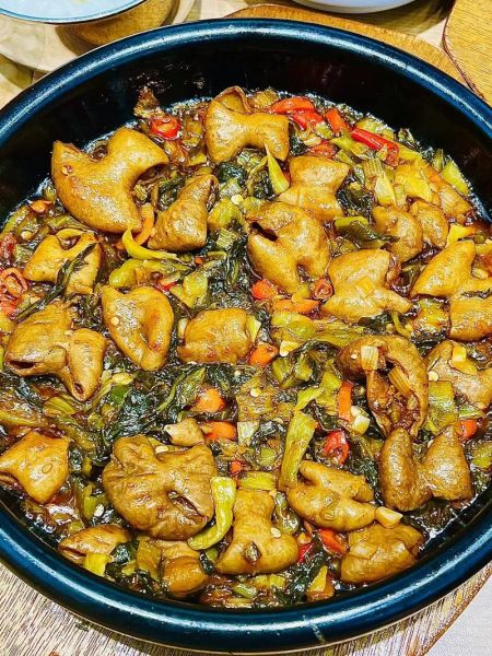 酸菜肥肠怎么做好吃_肥肠去腥技巧-第1张图片-山城妙识