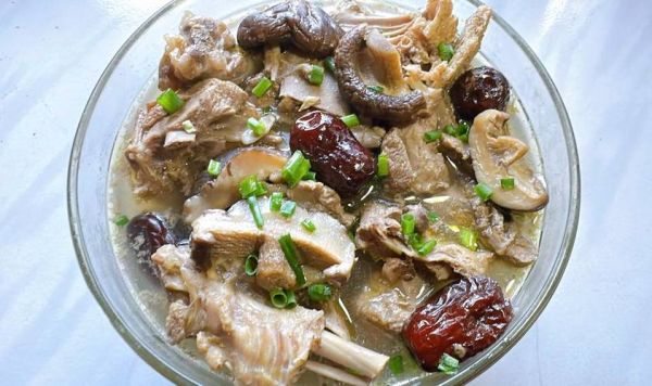 香菇鸭肉汤怎么炖好喝_香菇鸭肉汤的功效与禁忌-第2张图片-山城妙识