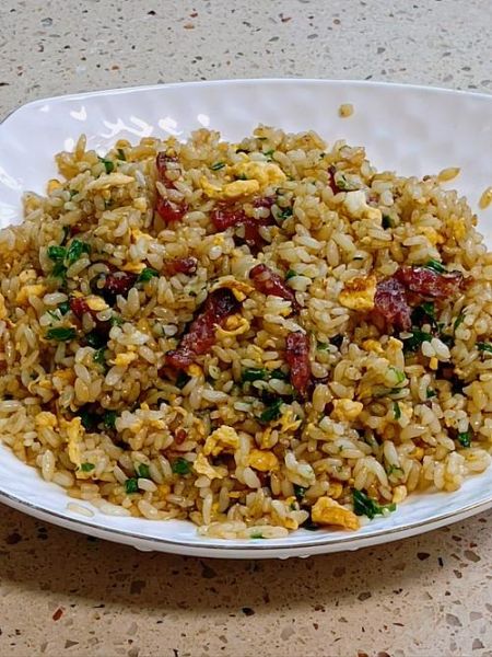 腊肠炒饭怎么做_腊肠炒饭家常做法-第3张图片-山城妙识