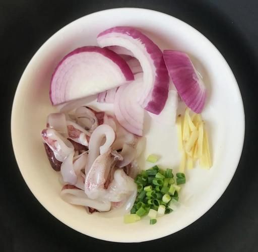 鱿鱼炒洋葱怎么做好吃_鱿鱼炒洋葱的秘诀-第3张图片-山城妙识