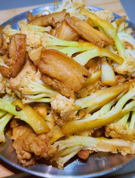 花菜烧肉怎么烧_花菜烧肉的家常做法-第1张图片-山城妙识