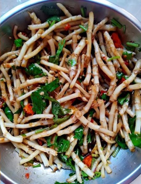 鱼腥草凉拌菜怎么做_鱼腥草凉拌要不要焯水-第1张图片-山城妙识